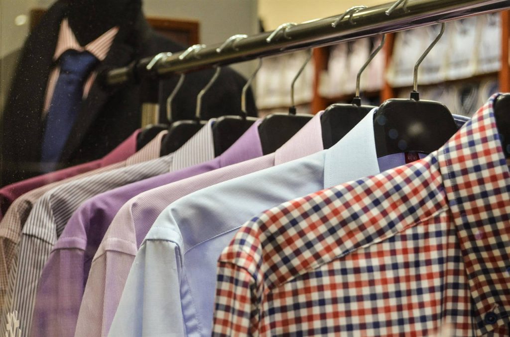 Comment plier une chemise, un T-shirt ou un pullover - cadetcom.fr